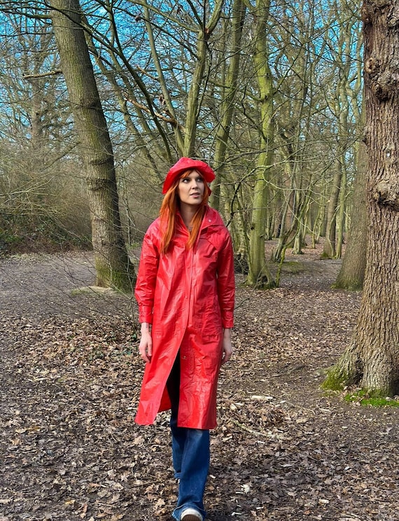 Original 1960s red raincoat with matching hat - Gem