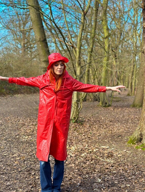 Original 1960s red raincoat with matching hat - Gem