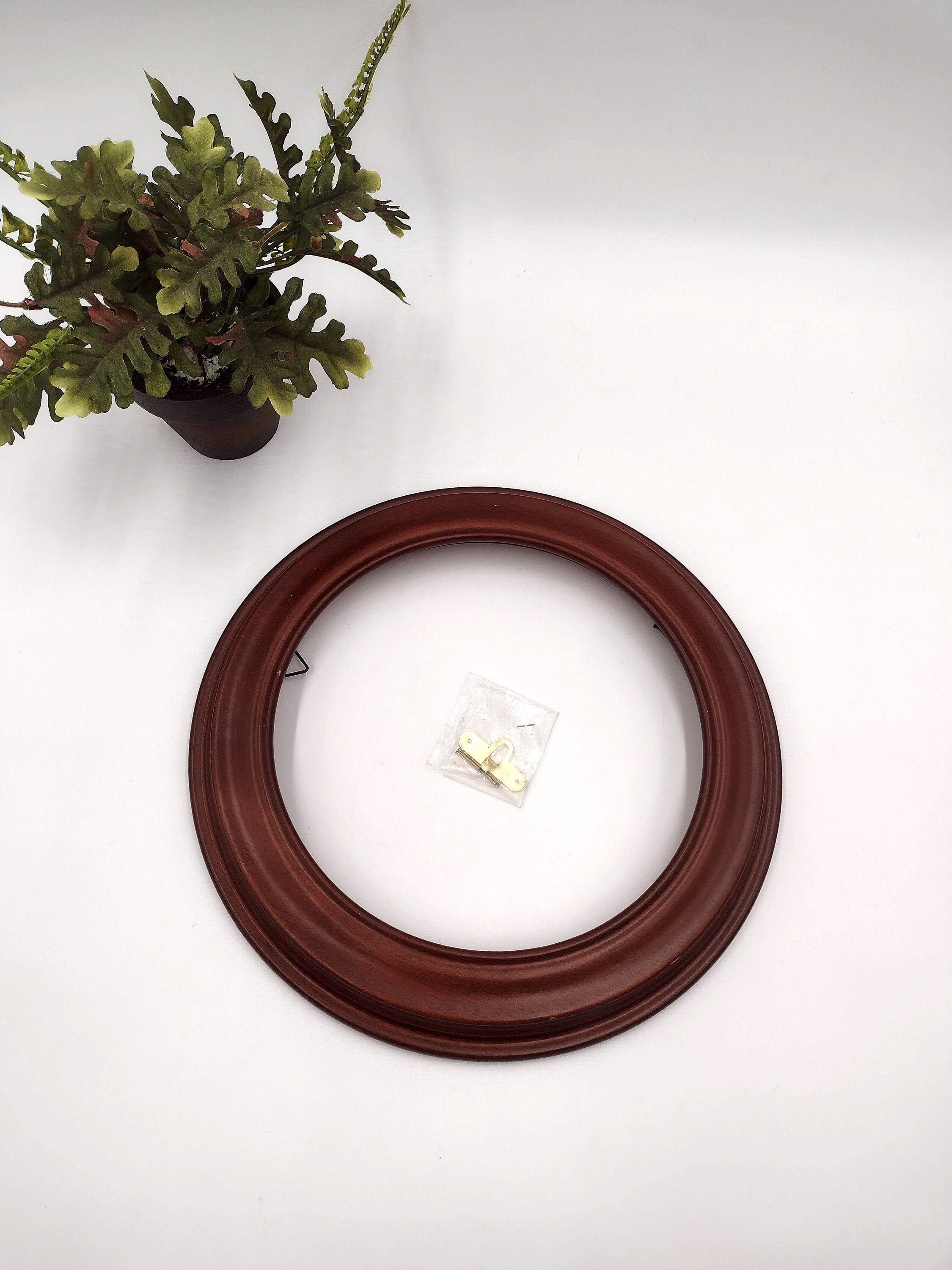 Round Plate Frames for sale | Only 3 left at -75%