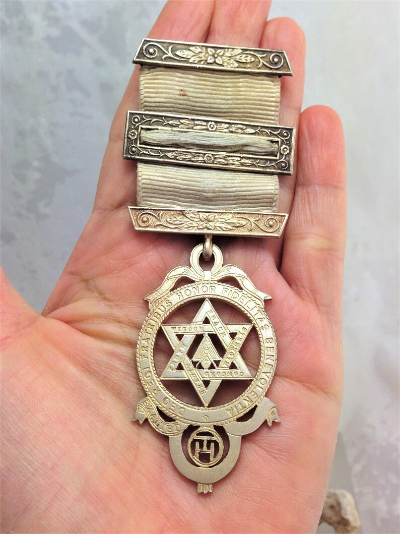 Vintage Masonic Free Mason Pin Brooch Medal, Deo Regi Fratribus Honor ...