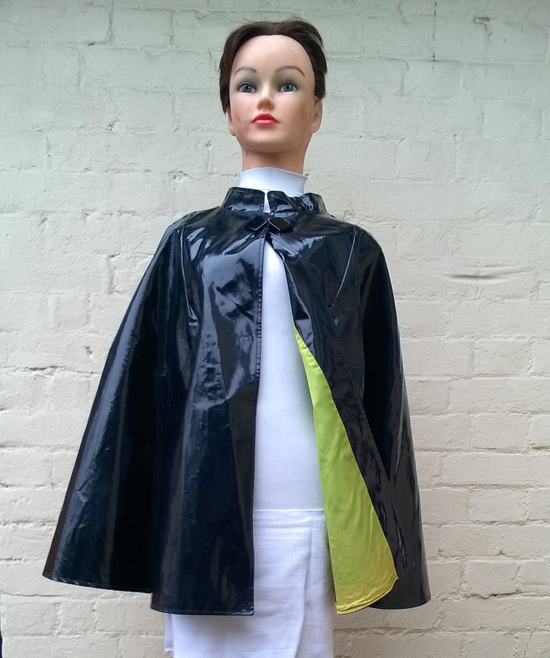Jaren 1960 black patent vinyl PVC cape met geometrische gesp | Etsy
