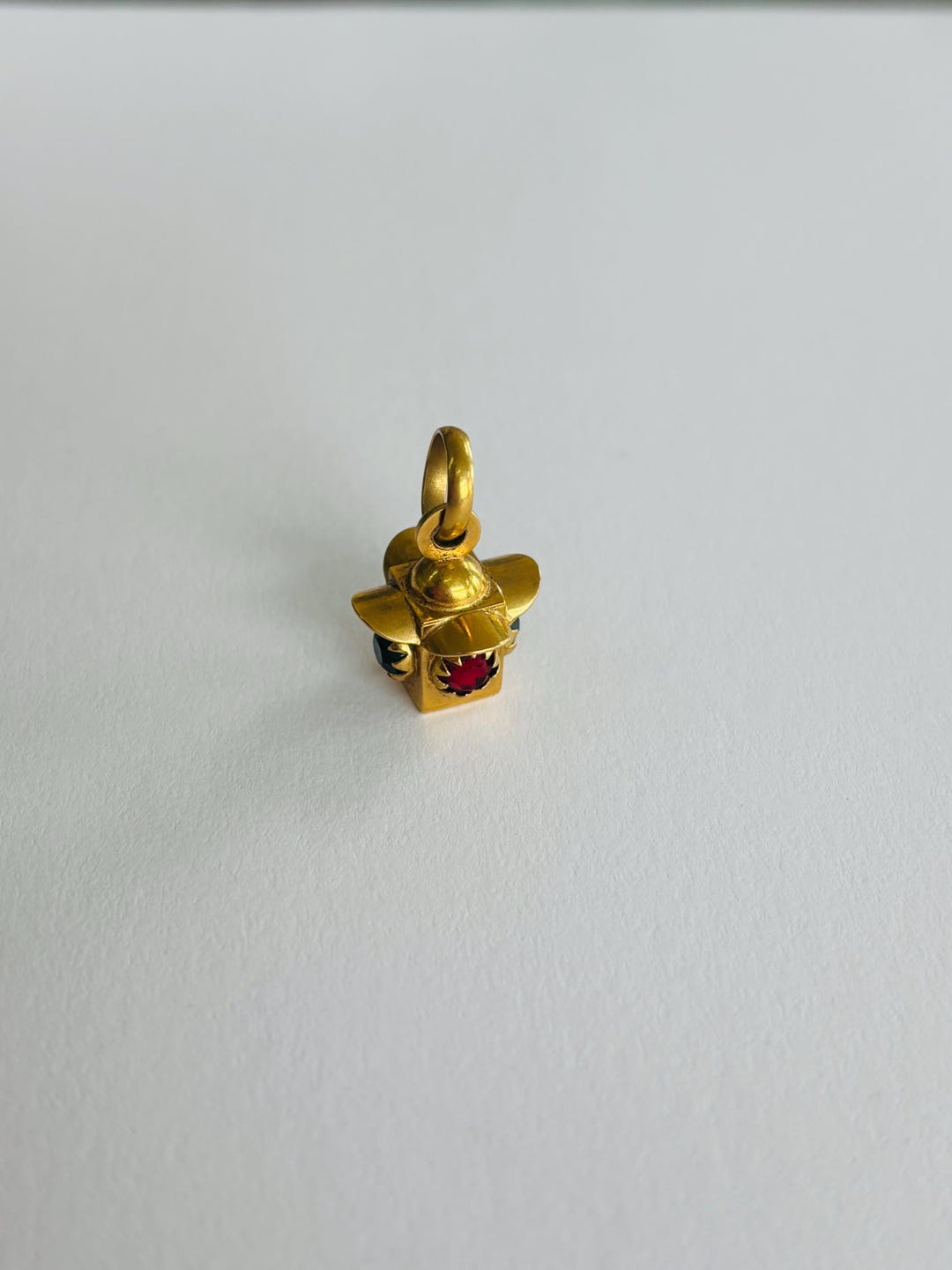 18K ("750") Yellow Gold Traffic Light With Red/green Lights Pendant ...