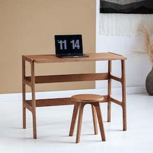 Minimalist computer table store