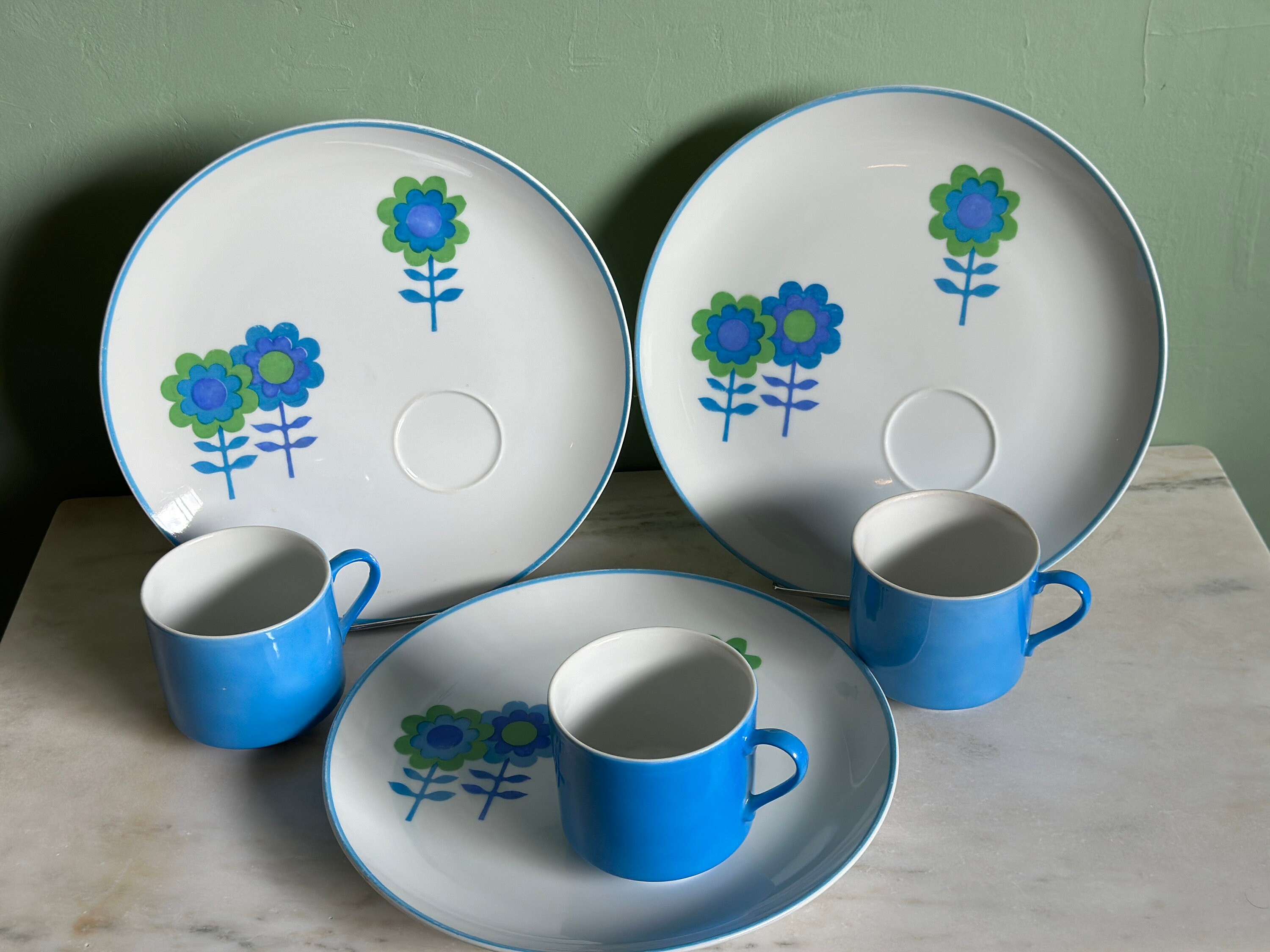 Set of 3 Retro Mod Flower Power Plates and Cups - Etsy