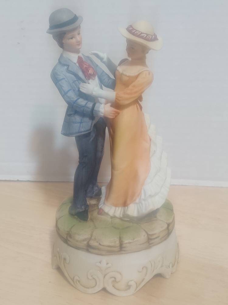 Lefton dancing couple music box - Etsy.de