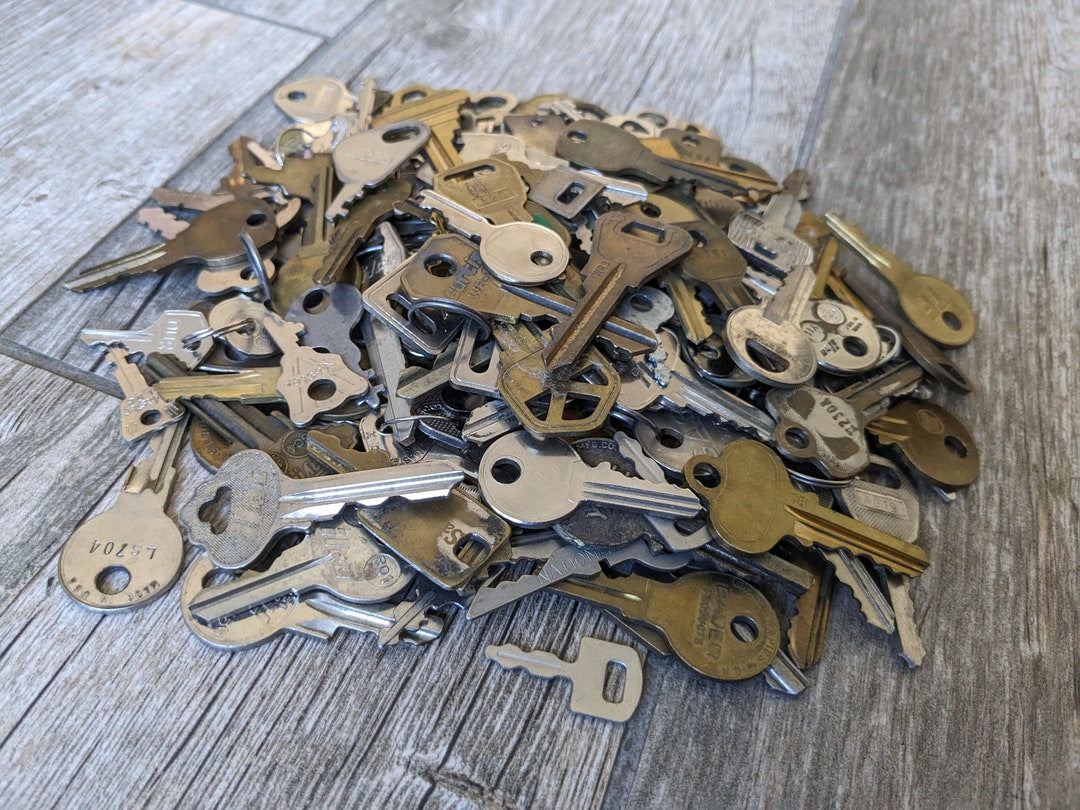 Two Pounds of Assorted Vintage Keys Great Variety Unusual Pieces ...