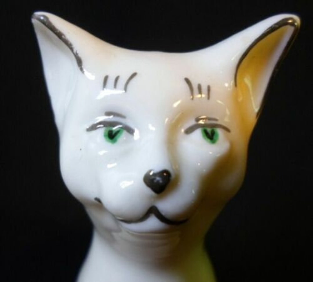 1997 BELLEEK WHITE CAT Figurine Painted Green Eyes Brown Mark Made ...