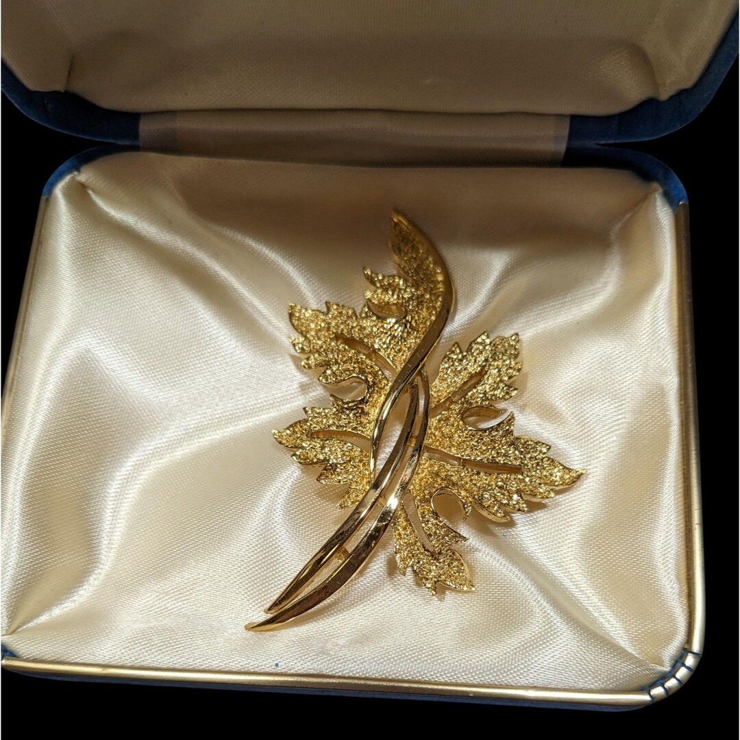 Vintage Jewels by Trifari Gold Leaf Brooch - Etsy