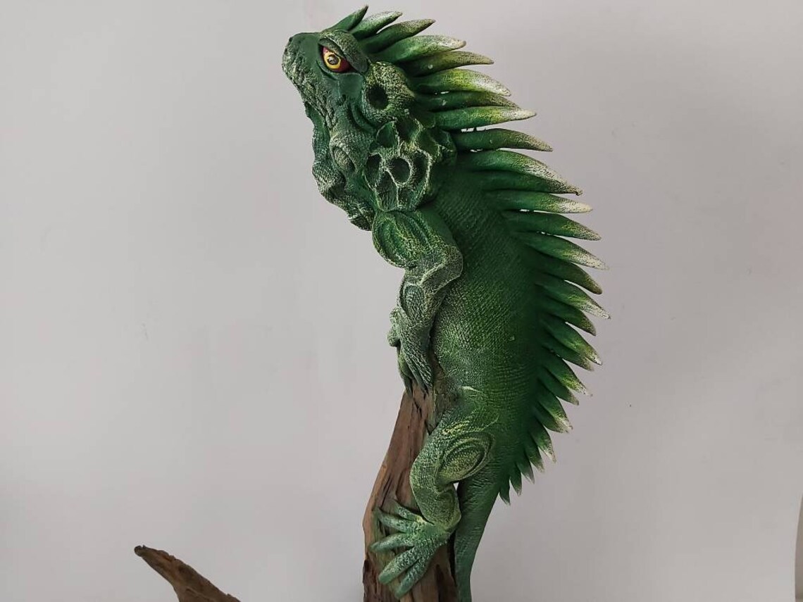Clay Sculpture of Iguana on Teak Wood/ Home Decor/outdoor - Etsy