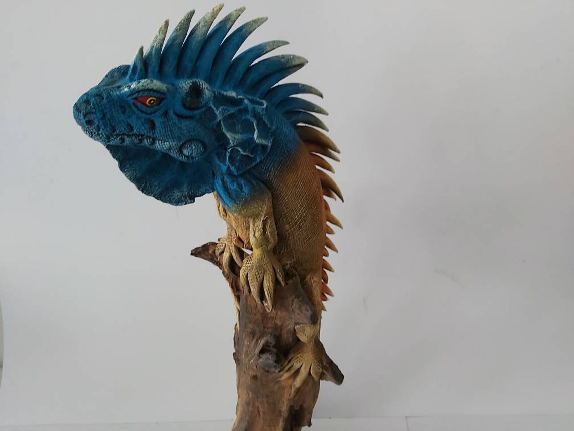 Clay Sculpture of Iguana on Teak Wood/ Home Decor/outdoor | Etsy