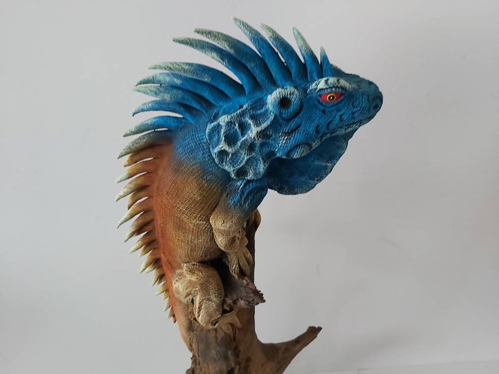 Clay Sculpture of Iguana on Teak Wood/ Home Decor/outdoor | Etsy