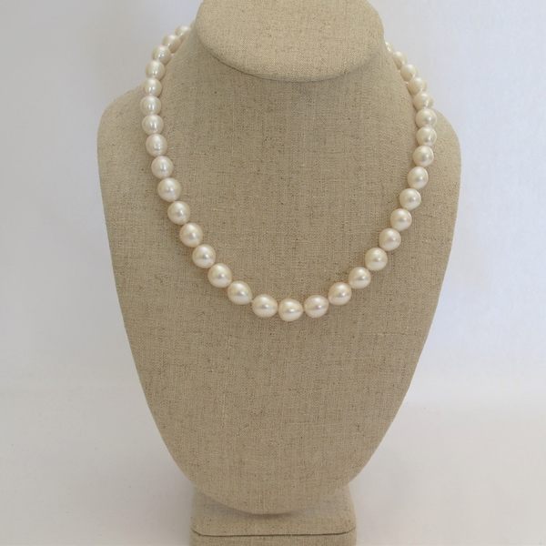 Oval Pearl Necklace - Etsy