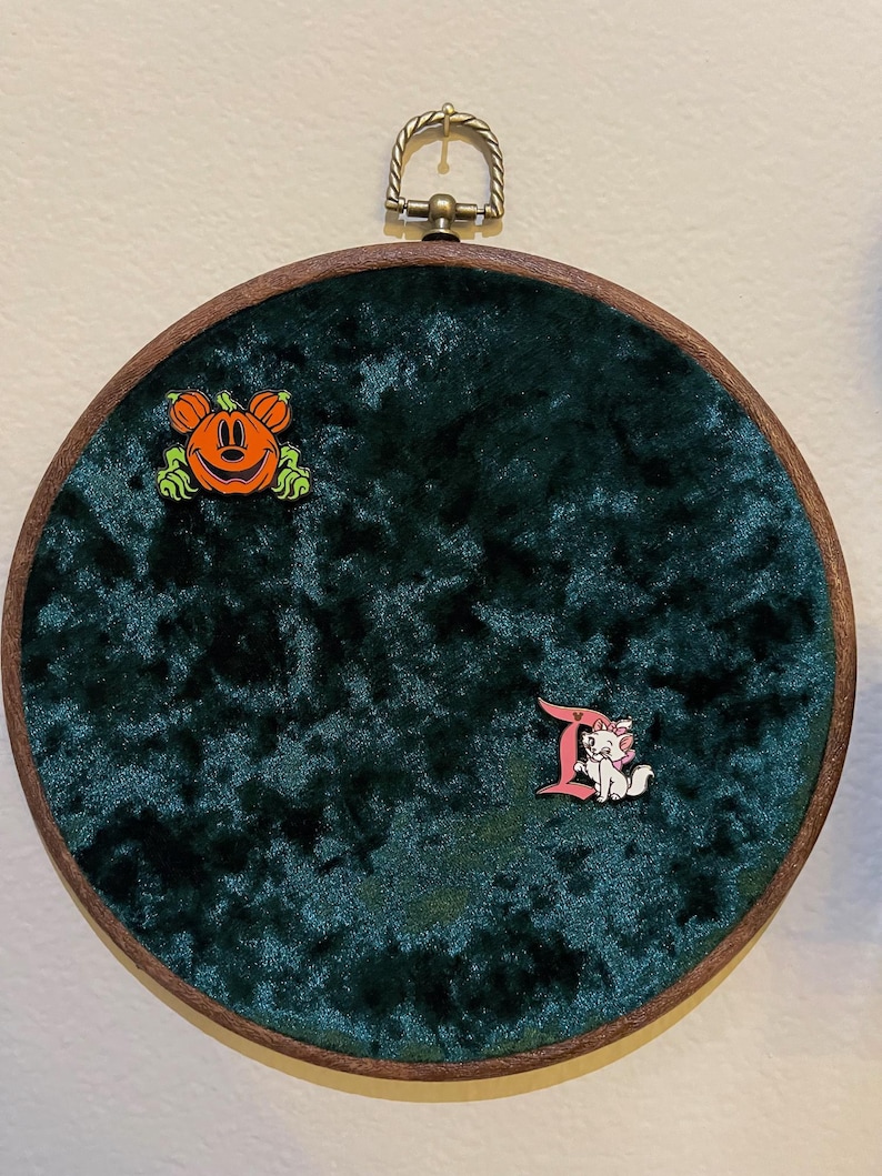 Velvet Circle Pin Board Badge Lapel Wall Mounted Display Board Enamel ...