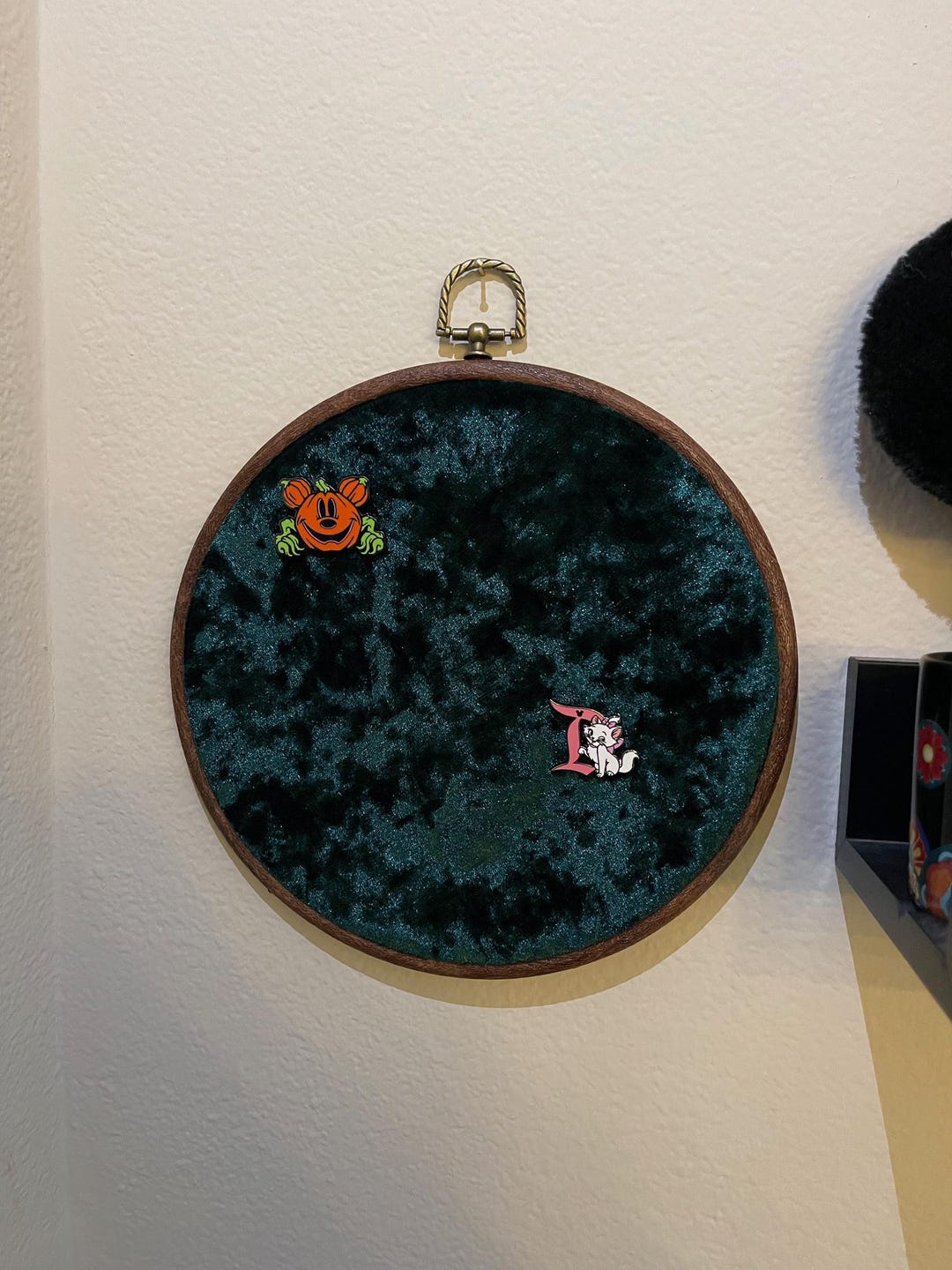 Velvet Circle Pin Board Badge Lapel Wall Mounted Display Board Enamel ...