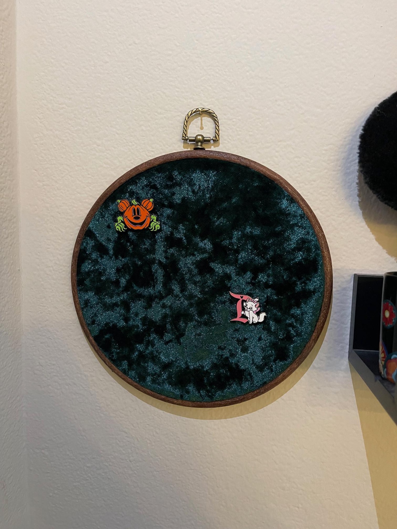 Velvet Circle Pin Board Badge Lapel Wall Mounted Display Board Enamel ...
