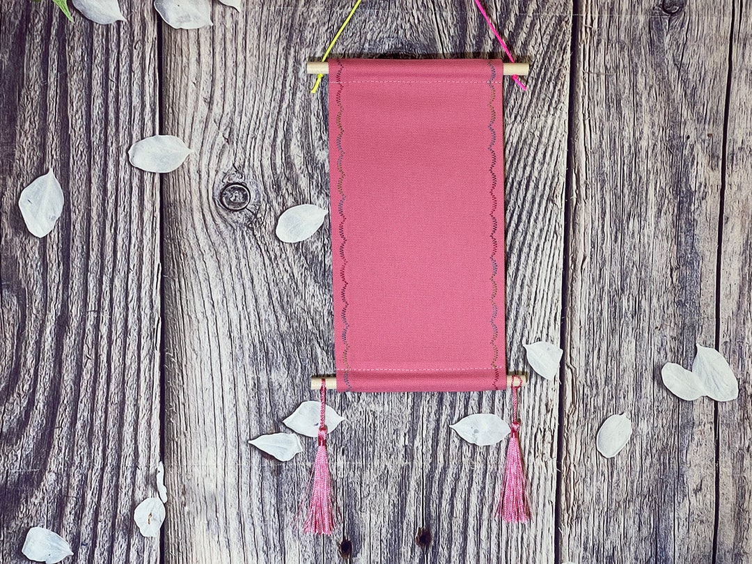 Großer Pinker Pin Banner Mit Dekorativen Seitenstichen Und Passenden