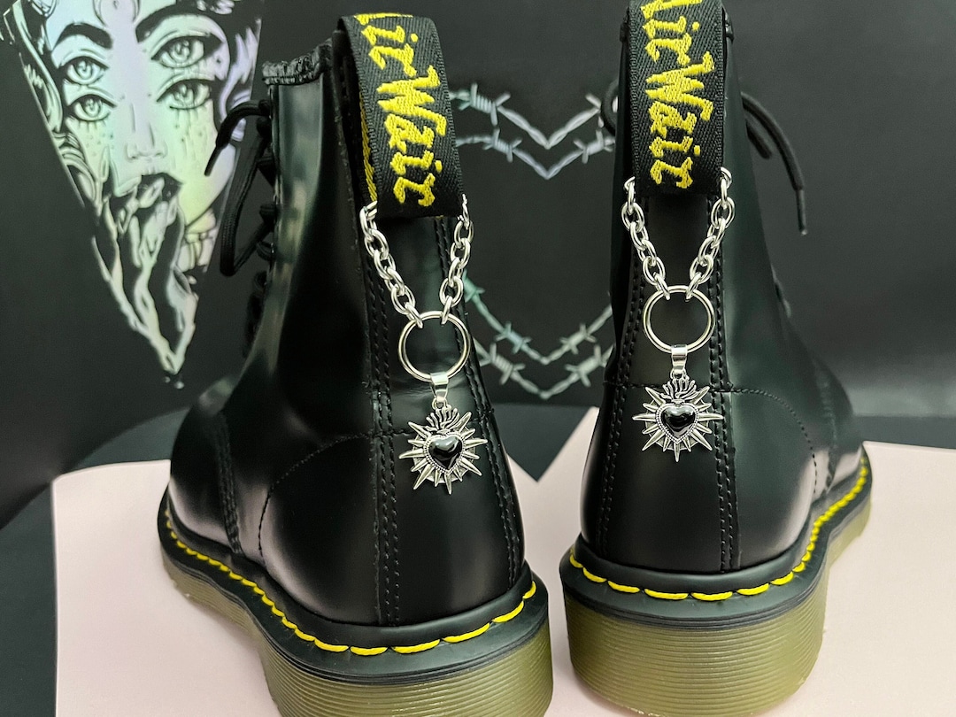 BOOT CHARMS HEART Hanging Boot Chains, Spiked Barbed Wire Heart Boot ...