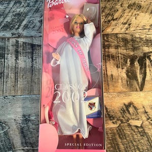 Mattel Class of 2002 Barbie Doll Special Edition Graduation Barbie ...