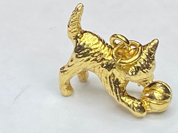 10K yellow gold Kitty cat playing with the ball charm… - Gem