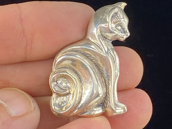Signed Sterling silver Elegant sitting cat repousse e… - Gem
