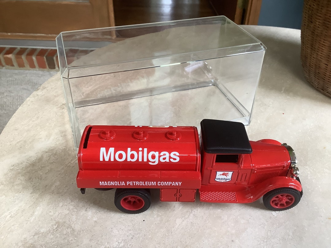 Vintage American Classic Mobilgas Truck Bank/scale Model Mobilgas Truck ...