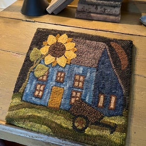 SUNFLOWER SALTBOX (village Tile Series) - Traditional Rug Hooking ...