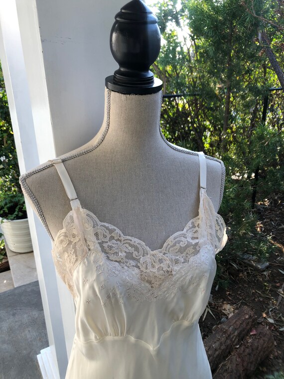 Original 60's vintage lace details slip. - Gem