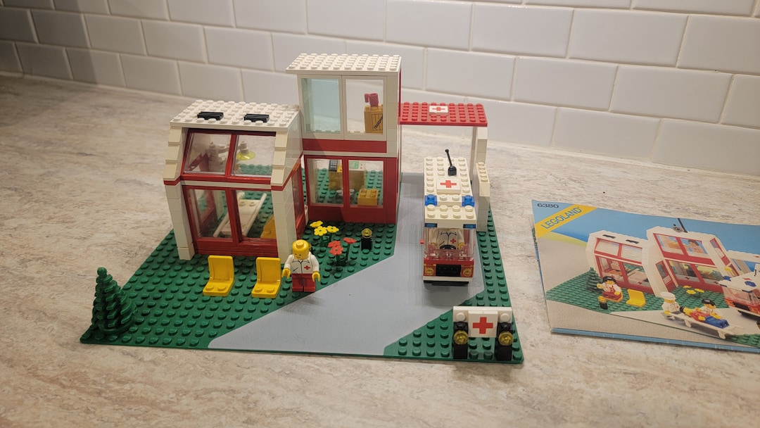 Vintage LEGO Emergency Treatment Center Hospital Vintage, 1987 Vintage ...
