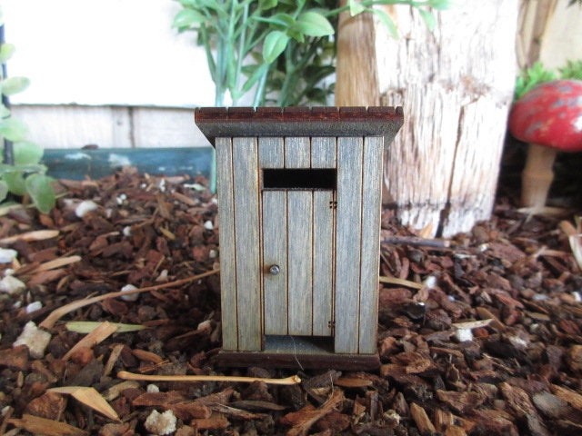 Walnut Grove Outhouse 1:52 scale — Old West Miniatures