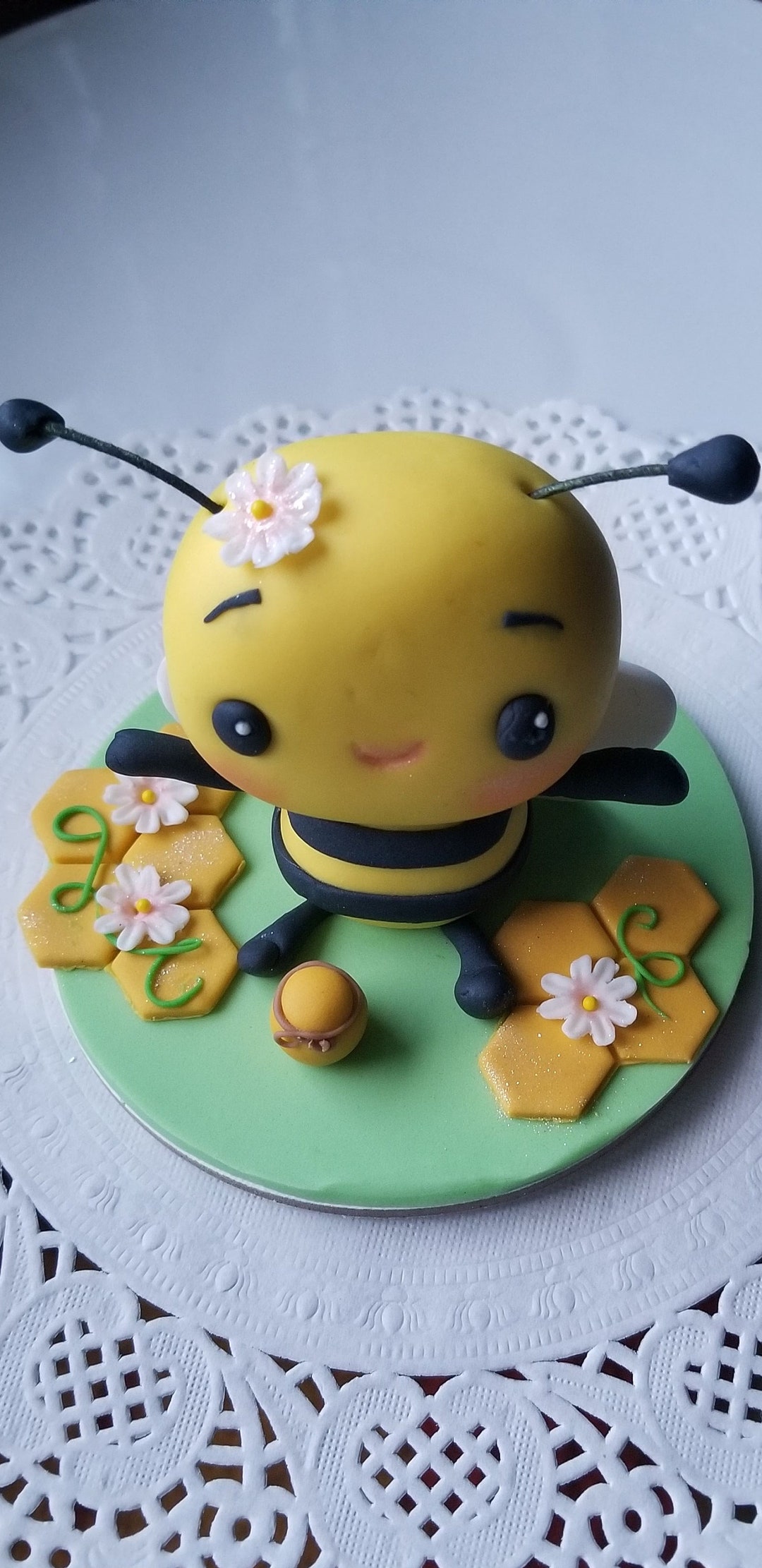 Edible Fondant Bee Cup Cake Topper. - Etsy