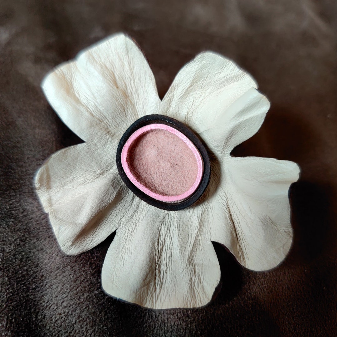 LEDER BLUMEN BROSCHE Modernes Design, Statement Brosche, Handgemachte ...