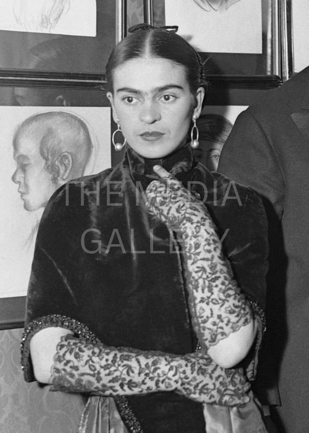 Frida Kahlo Elegant Pose, 1944 Photo Print Vintage Old Photo Mexican Culture Art Cool Photo ...