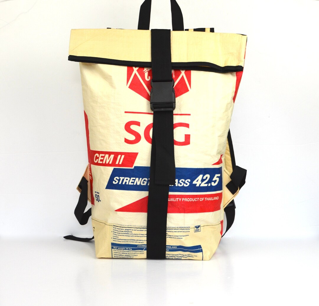 Grand sac à dos recyclé fabriqué à partir de vieux sacs de ciment, sac ...