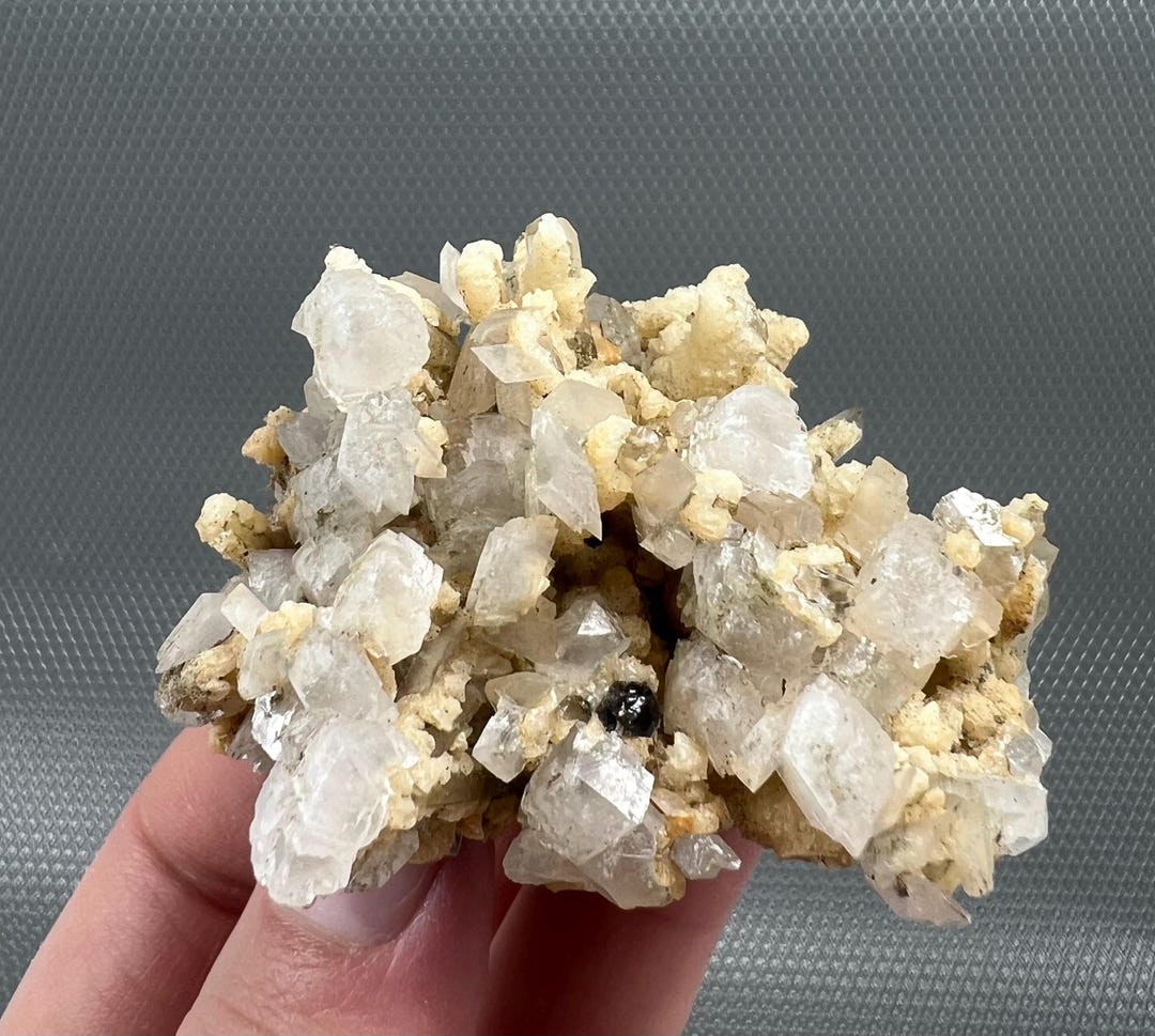 Aesthetic Quartz Covered With Dolomite and Fluorescent Calcite From ...