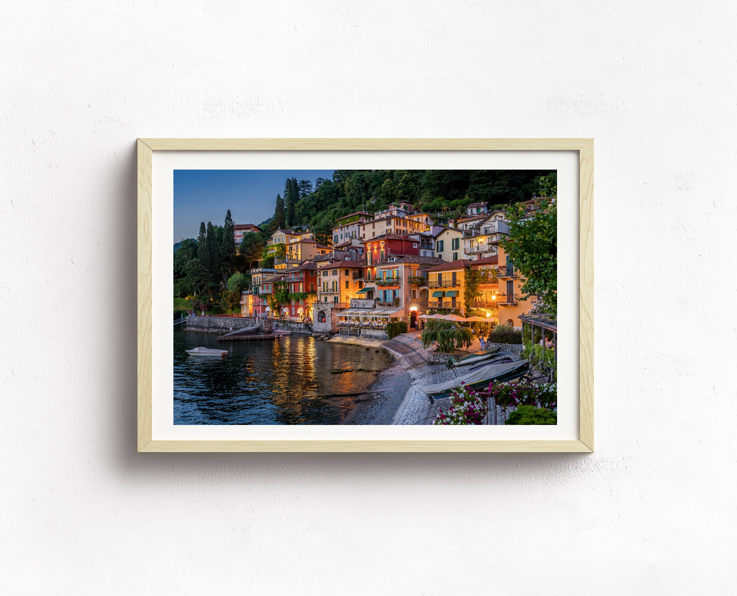 Lago di Como Fotografia Varenna, Italia, Lombardia, Villaggio, Italia ...
