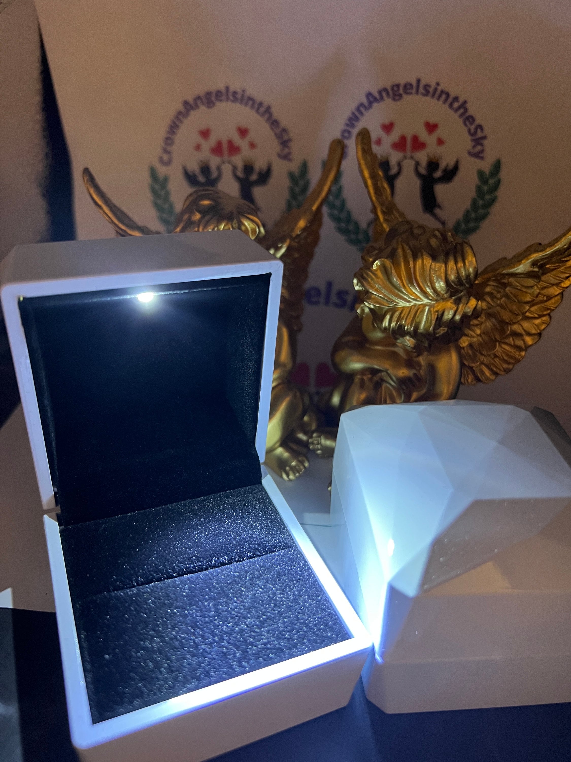 Lighted jewelry box store
