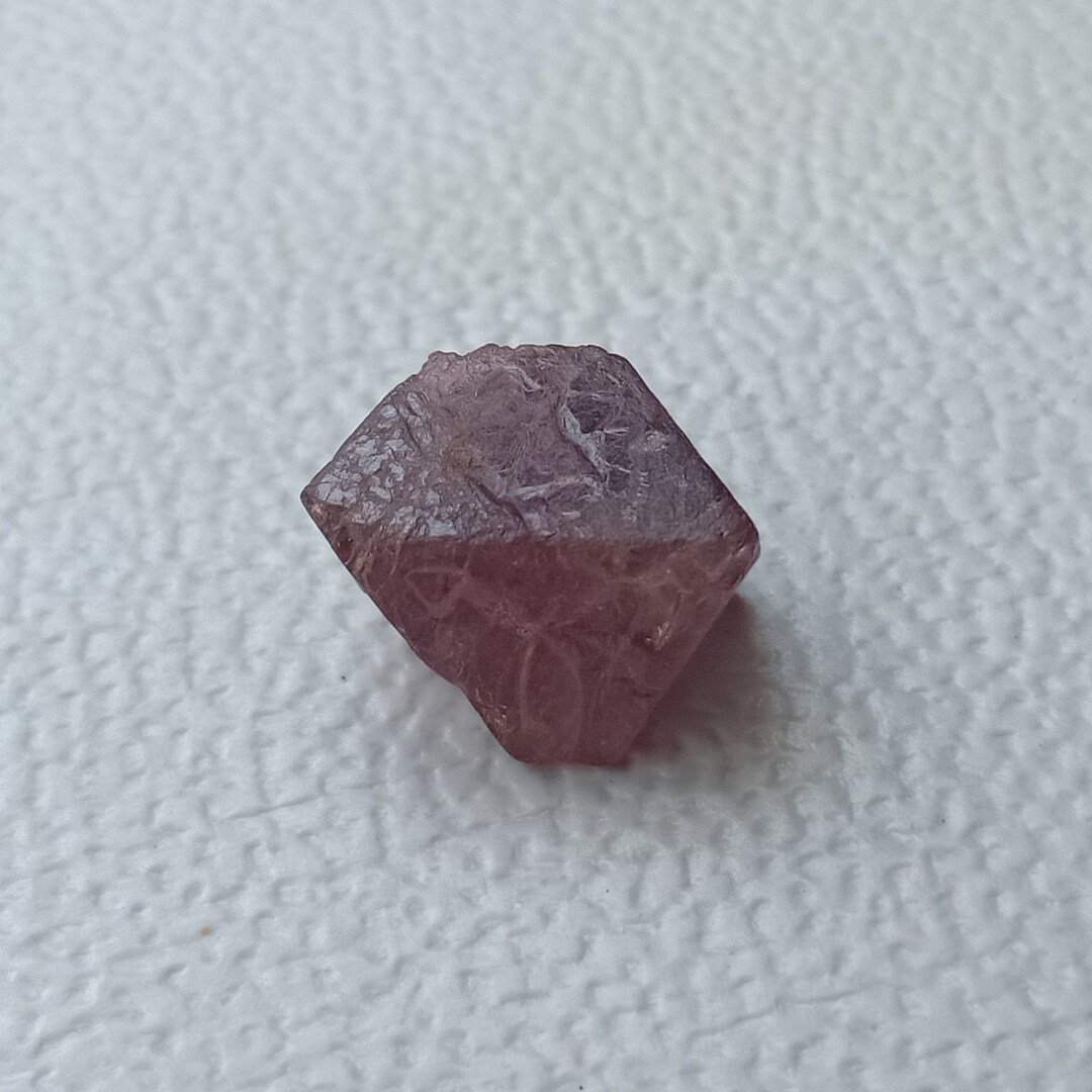 4.7 Crt. Spinel. Natural Rough Crystal. 9.05x5.98x5.96 Mm ...