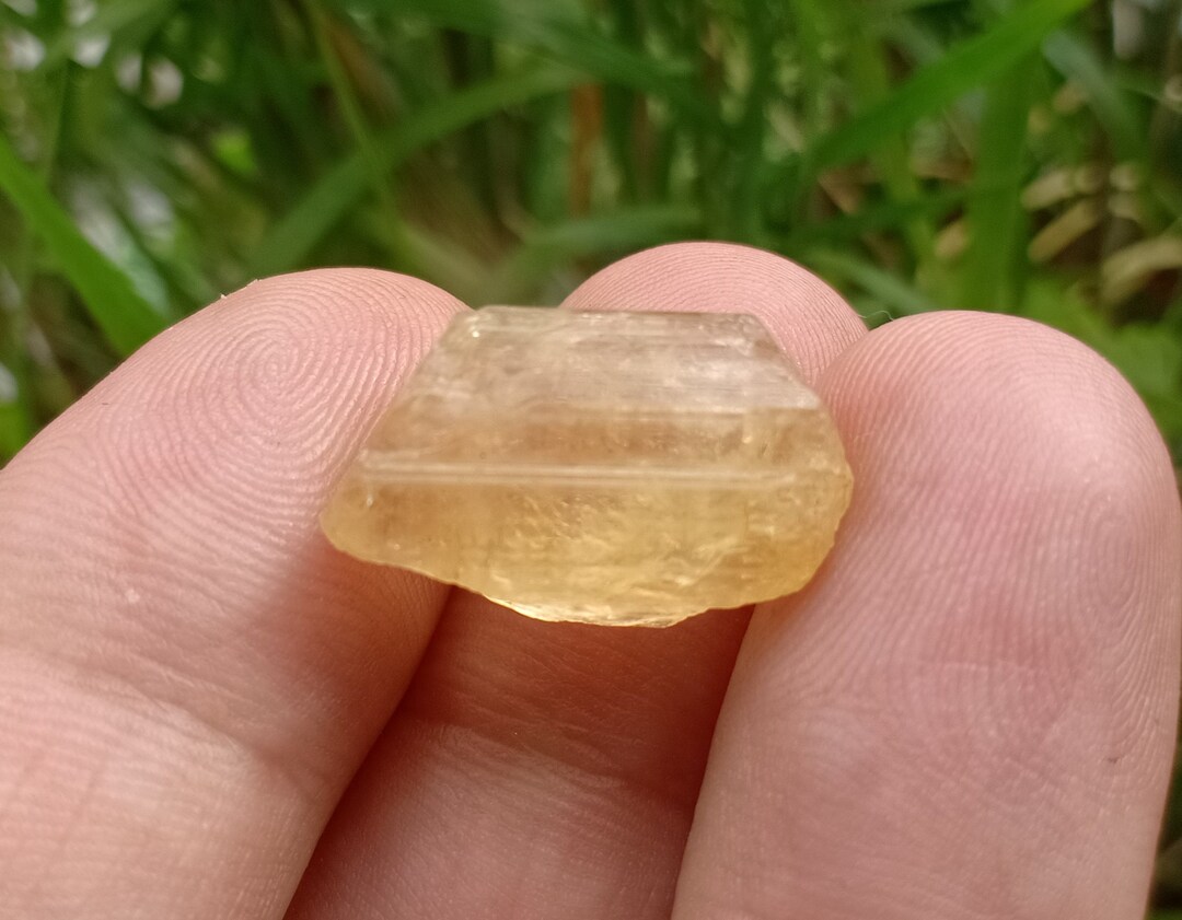 20.14 Crt. Scapolite. Natural Rough Crystal. 20.4x12.15x11 Mm ...