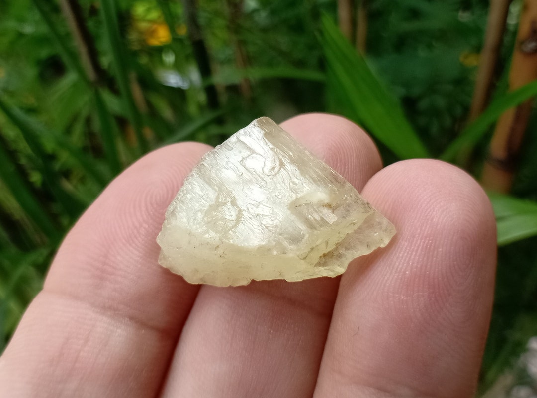 33.15 Crt. Hiddenite. (pale) Green Spodumene. Natural Rough Crystal. 21 ...