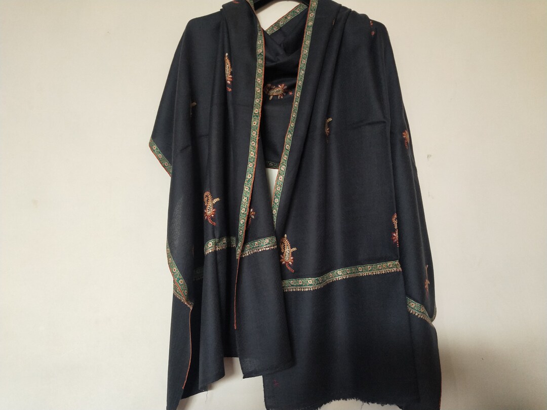 Handmade and Hand Embroidered 100% Original Border and Bootah ...