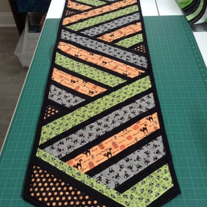 Greased Lightning Jelly Roll Runner is a Super Easy Strip Table Runner ...