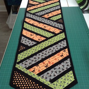 Greased Lightning Jelly Roll Runner is a Super Easy Strip Table Runner ...