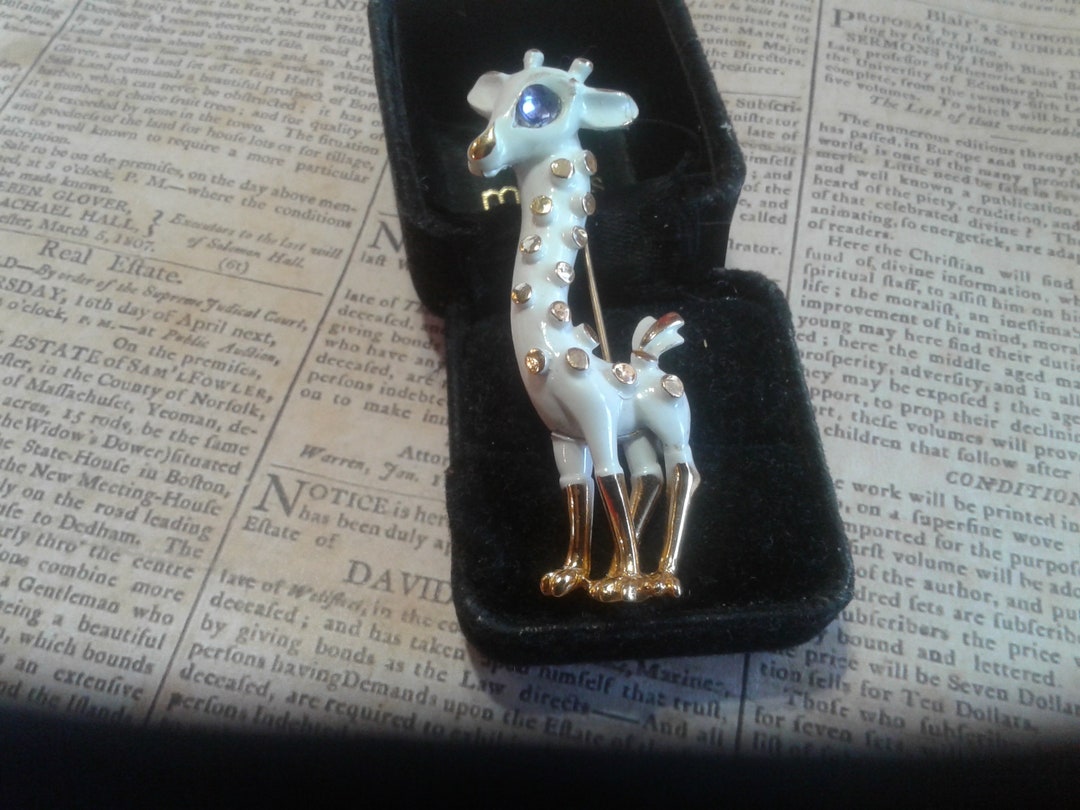 Cute Foreshortened Big-eyed Giraffe Pin in Goldtone and Cream Enamel ...