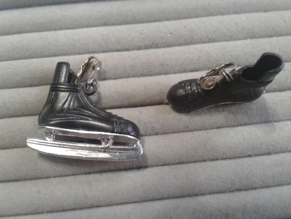 Vintage Novelty Large Plastic Ice Skate Dangling Clip… - Gem