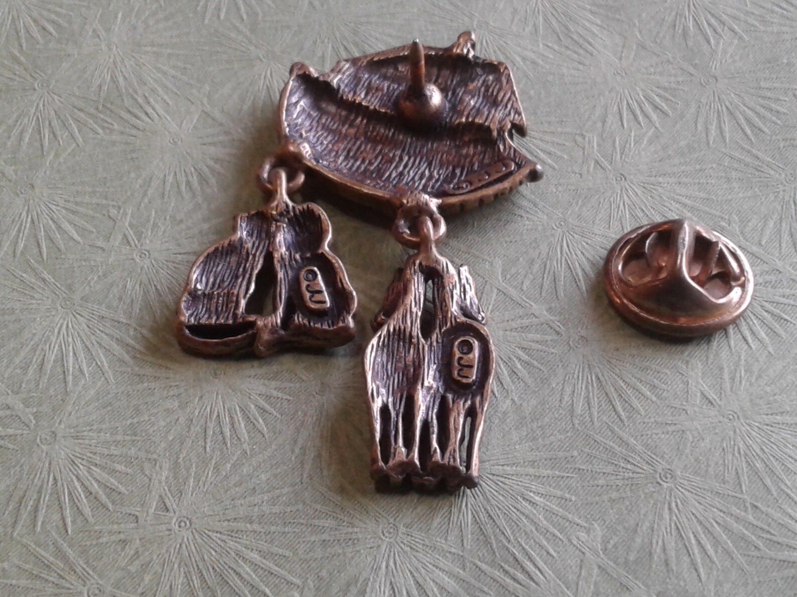 JJ Small Bronzetone Noah's Ark Pin With Lions and Giraffe Dangles ...