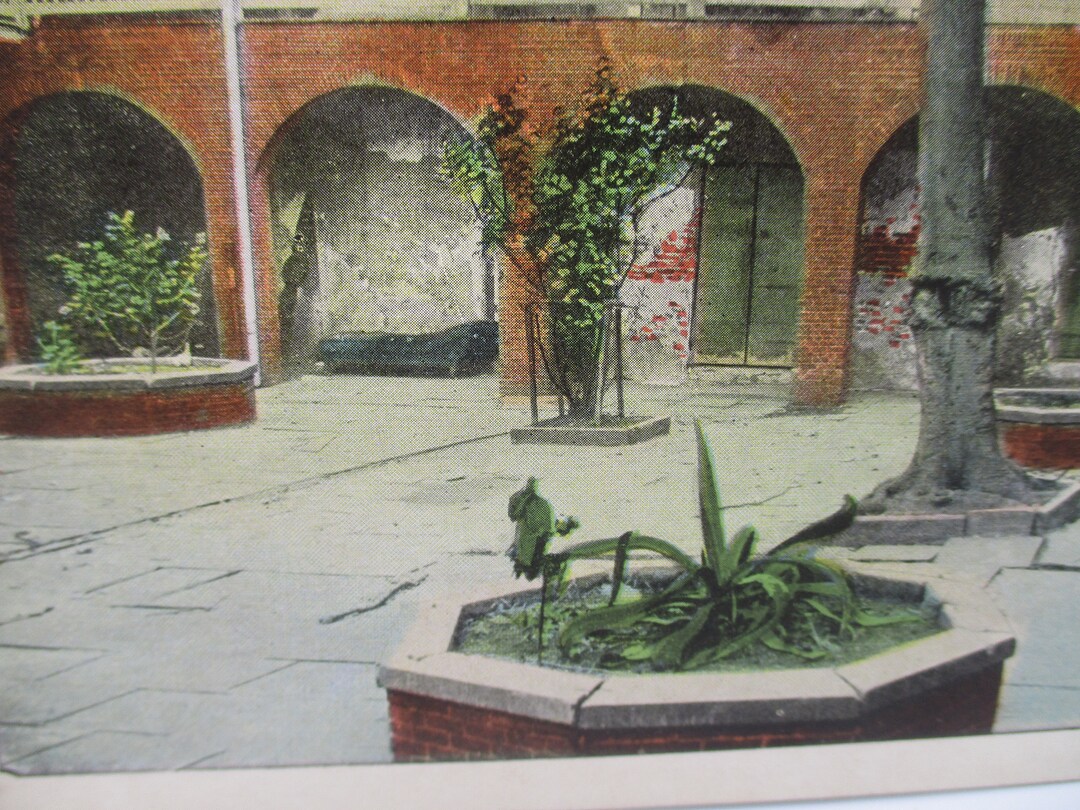 News Orleans, La., Old French Court Yard. Pre-linen E.C. Kropp Post ...