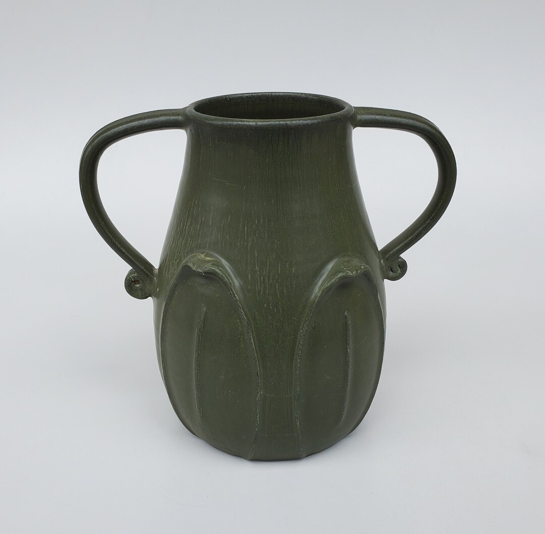 Door Pottery Sturgeon Bay Matt Green Handled Leaf Vase - Arts and ...