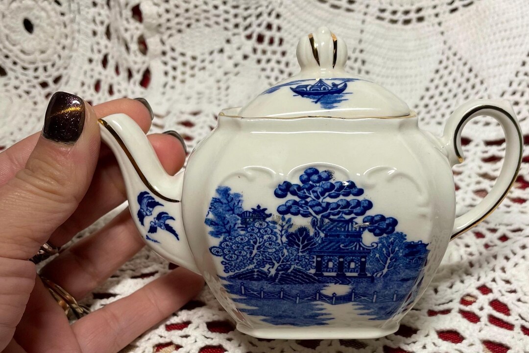 Vintage Windsor Teapot Blue Willow Made in England 6 Square Top - Etsy