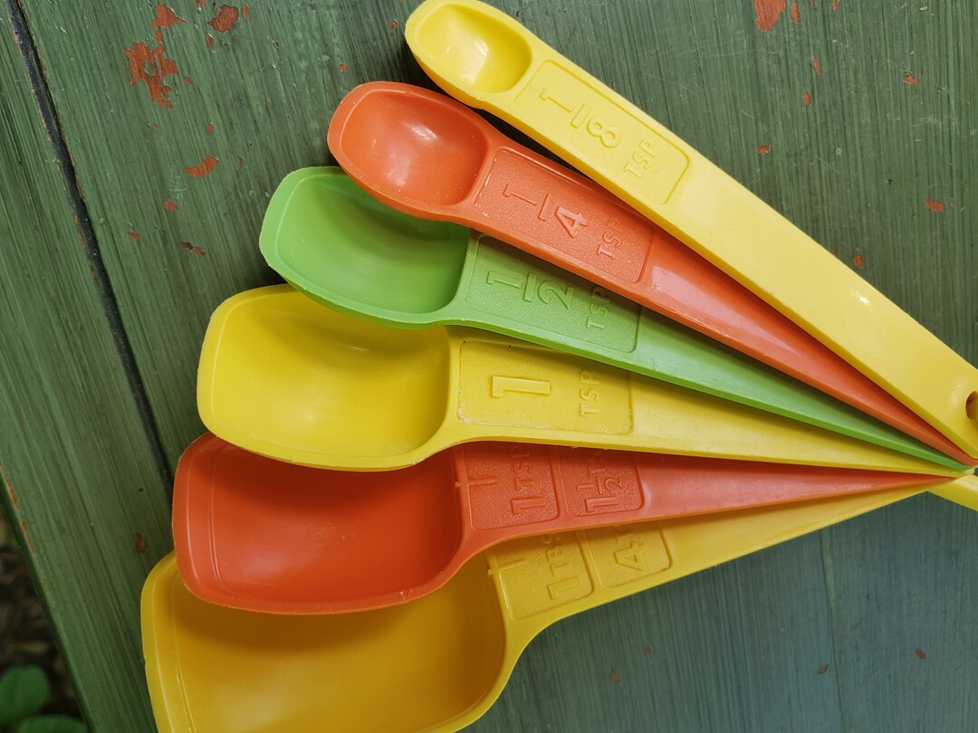 Tupperware Measuring Spoon Set of 6 Spoons and D-ring in Yellow Orange ...