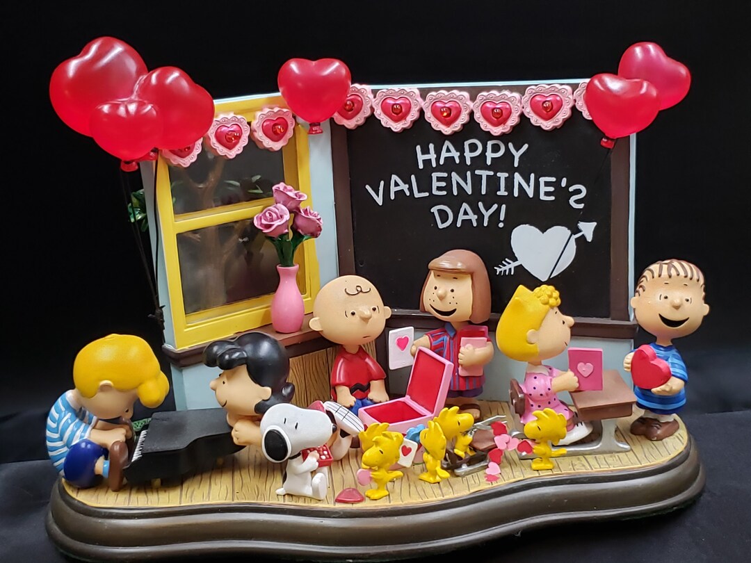 Danbury Mint Be My Valentine Snoopy Peanuts Gang Lighted Display Gift ...